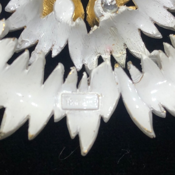 Trifari | Jewelry | Lovely Vintage Trifari White Enamel Pin | Poshmark
